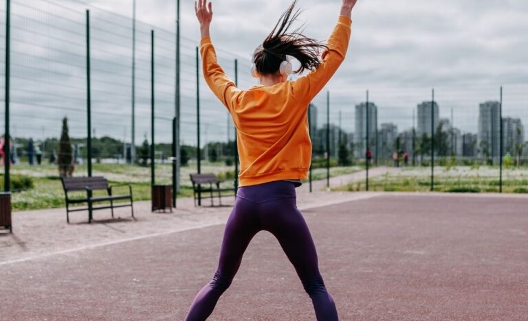 What Is Ballistic Stretching? Examples, Benefits & More - UPDATED 2022